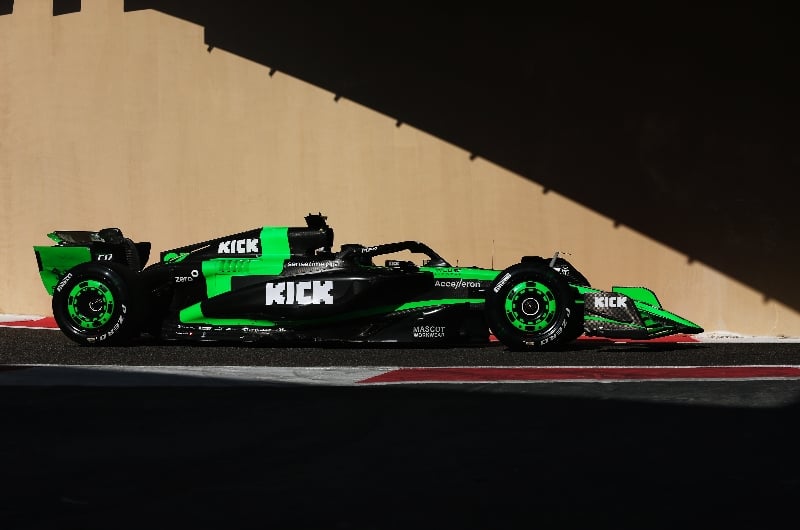 스테이크, Livestream 중 새로운 2025 F1 KICK Sauber 팀 차량 공개