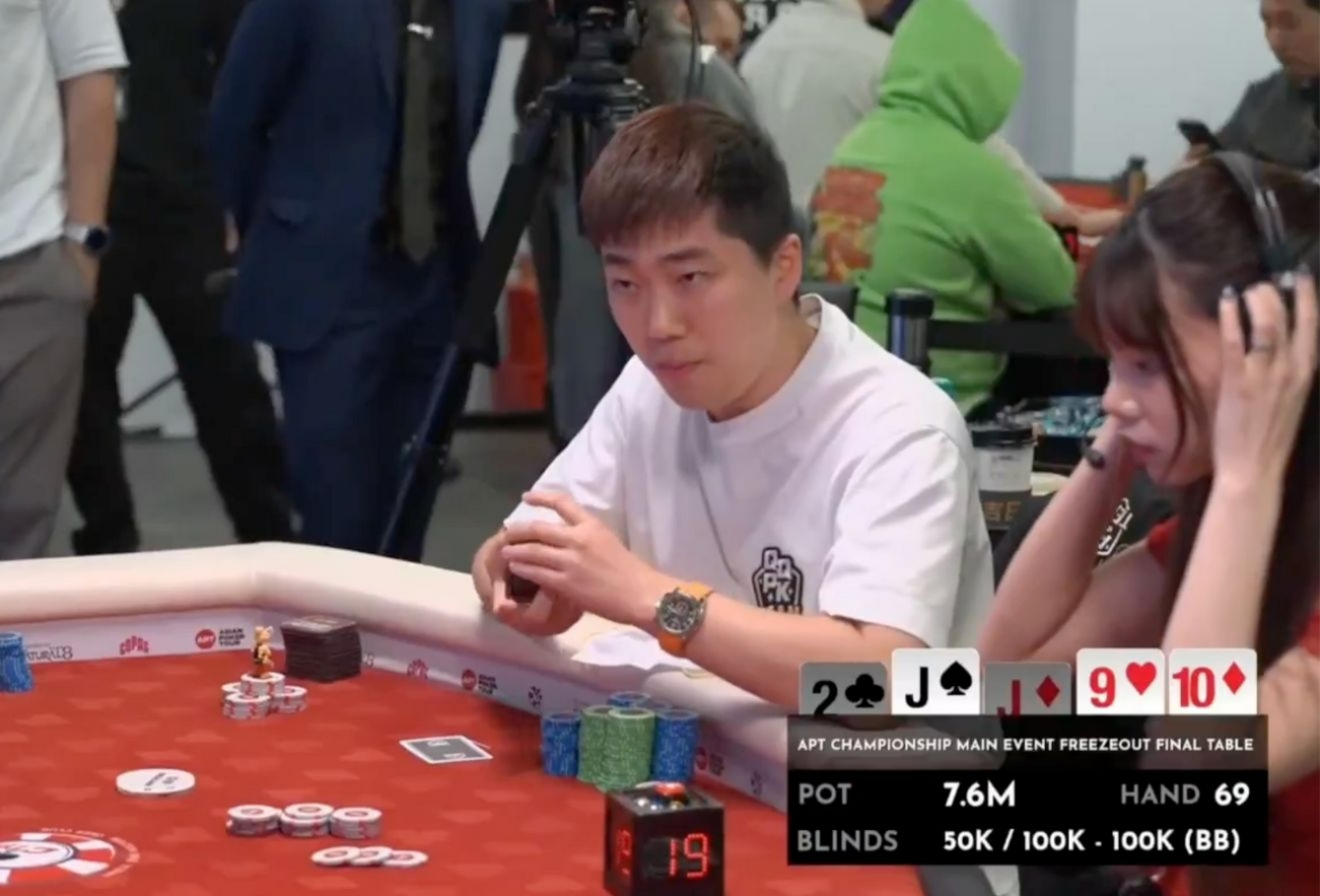 APT Final Table Sees Monster Bluff as Nut Straight Gets Folded